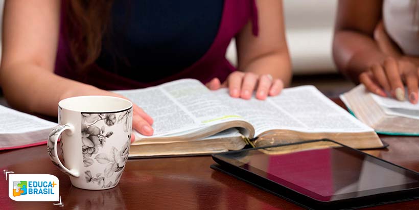 Dia do Teólogo: entenda a atuação dos formados no curso de Teologia ...